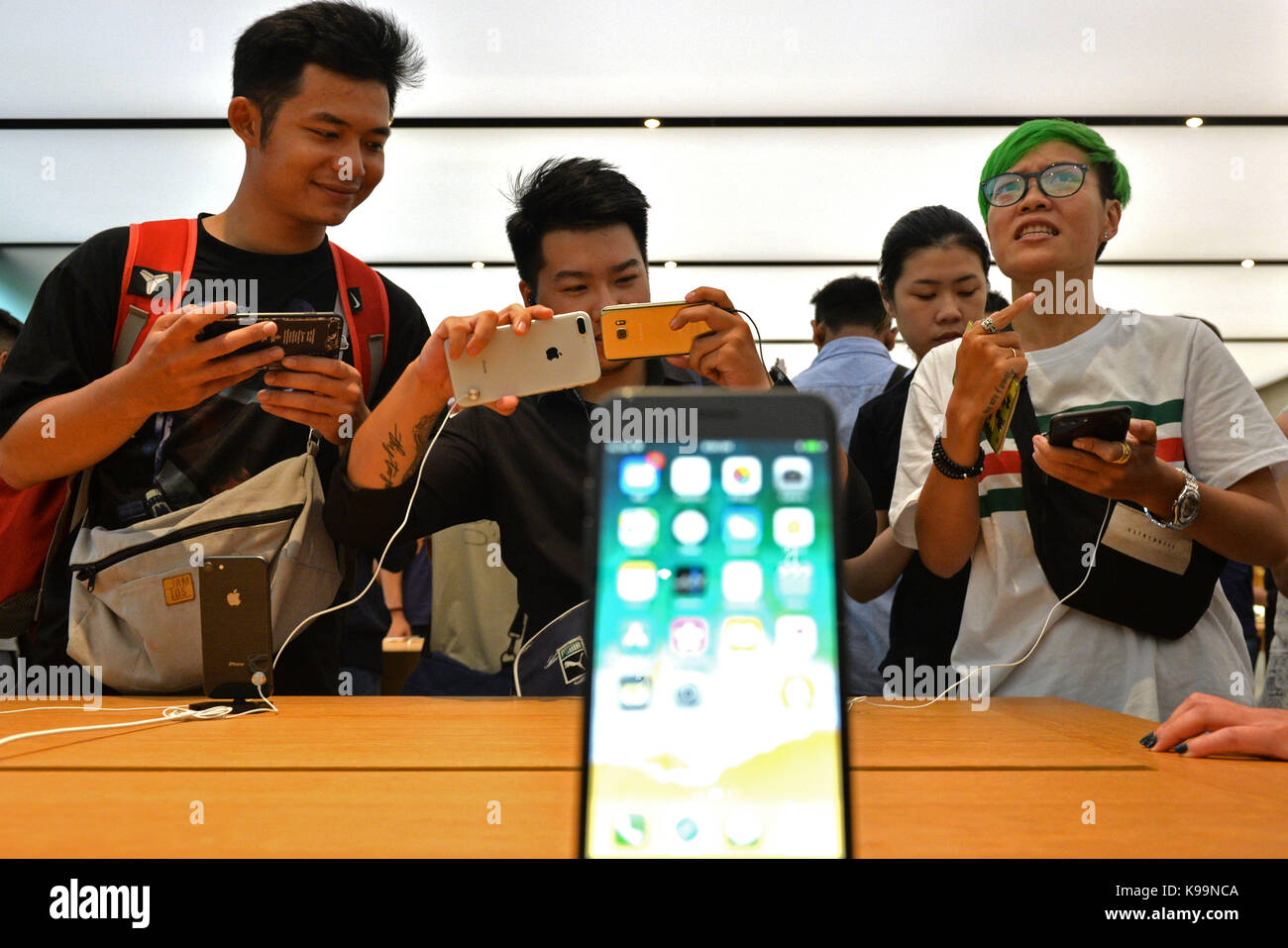 Singapore. 22nd Sep, 2017. Customers look at iPhone 8 and iPhone 8 plus ...
