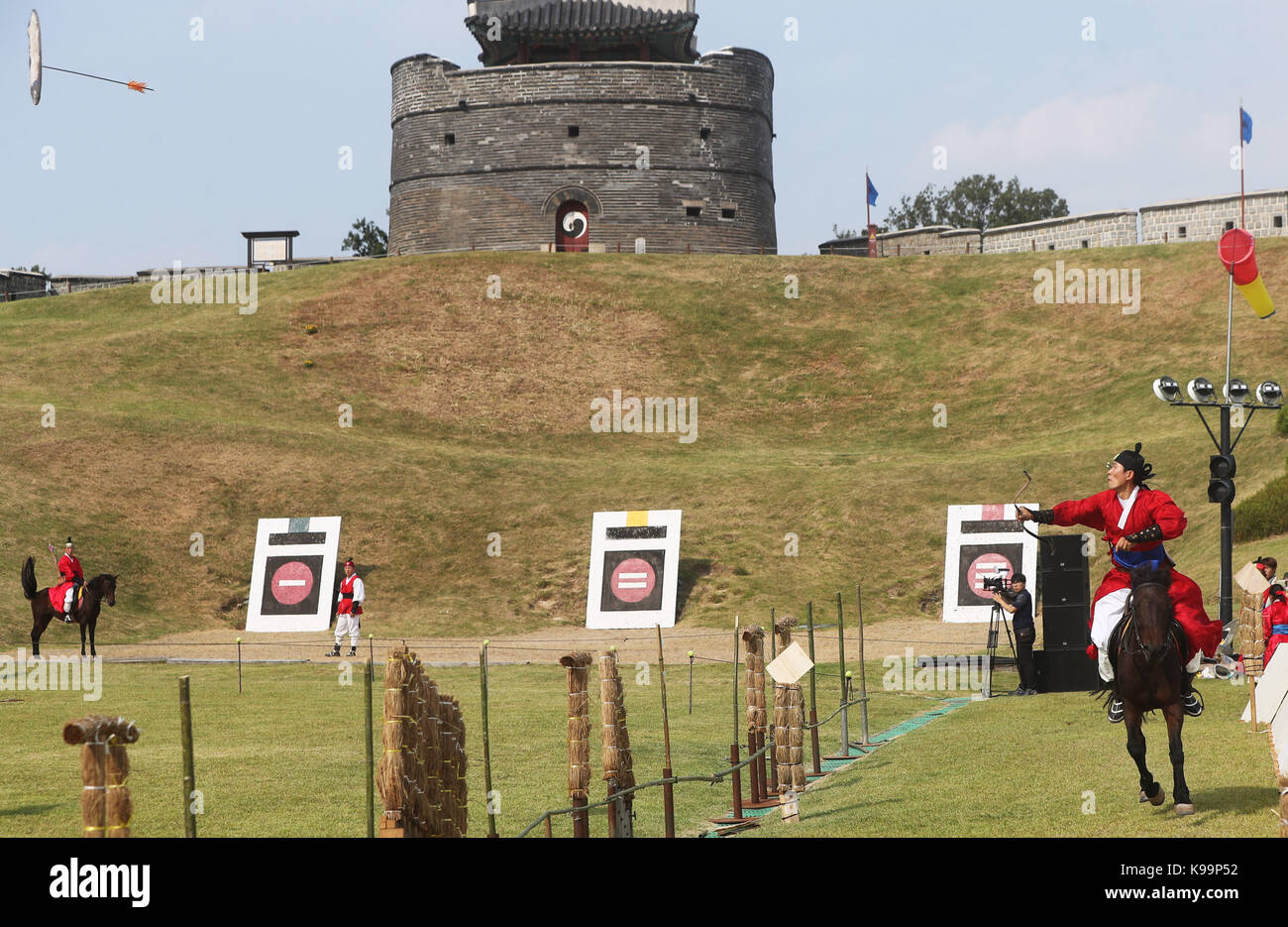 Military service exam of Joseon Dynasty re-enacted A mounted man hits a ...