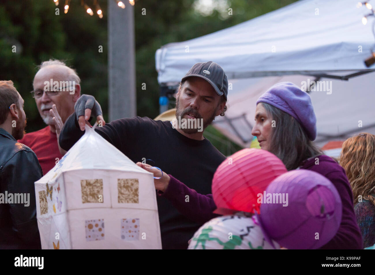 Seattle, Washington, USA. 21st Sep, 2017. Attendees shop for handmade ...