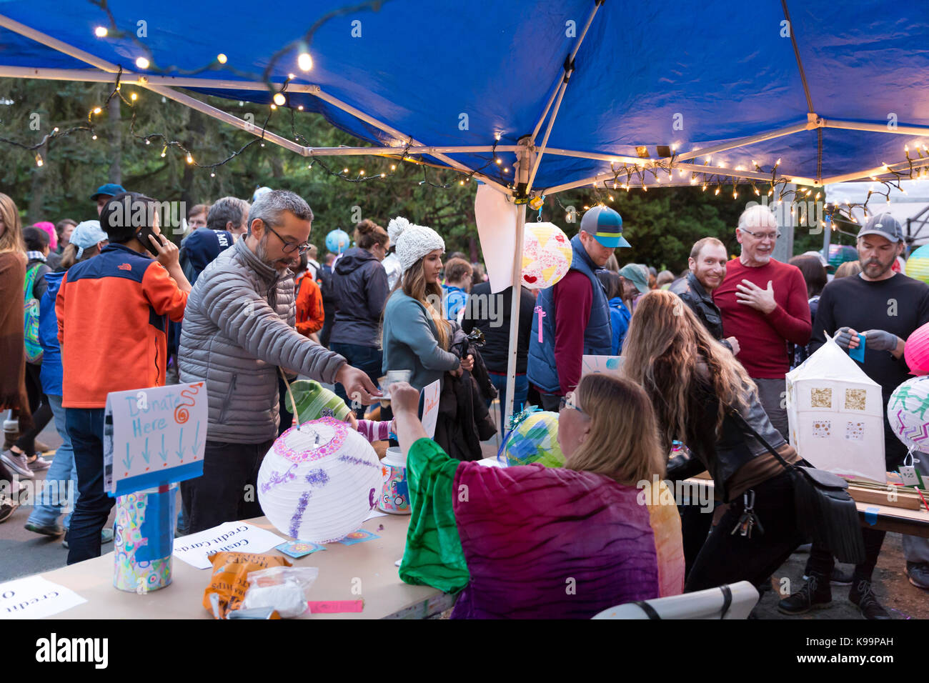 Seattle, Washington, USA. 21st Sep, 2017. Attendees shop for handmade ...