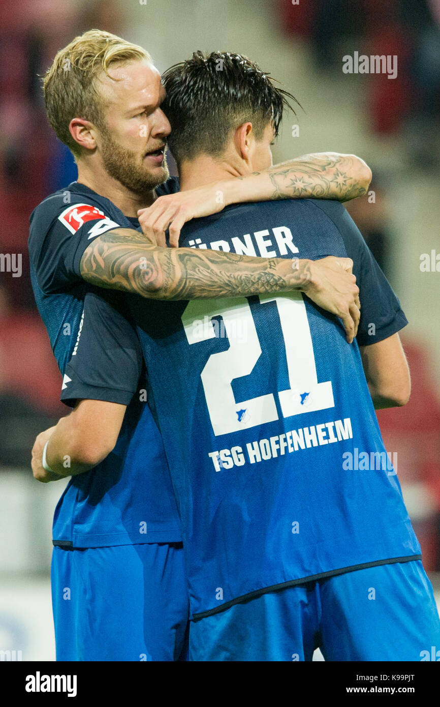 Kevin VOGT (li., 1899) und Benjamin HUEBNER (H bner, 1899) freuen sich ...