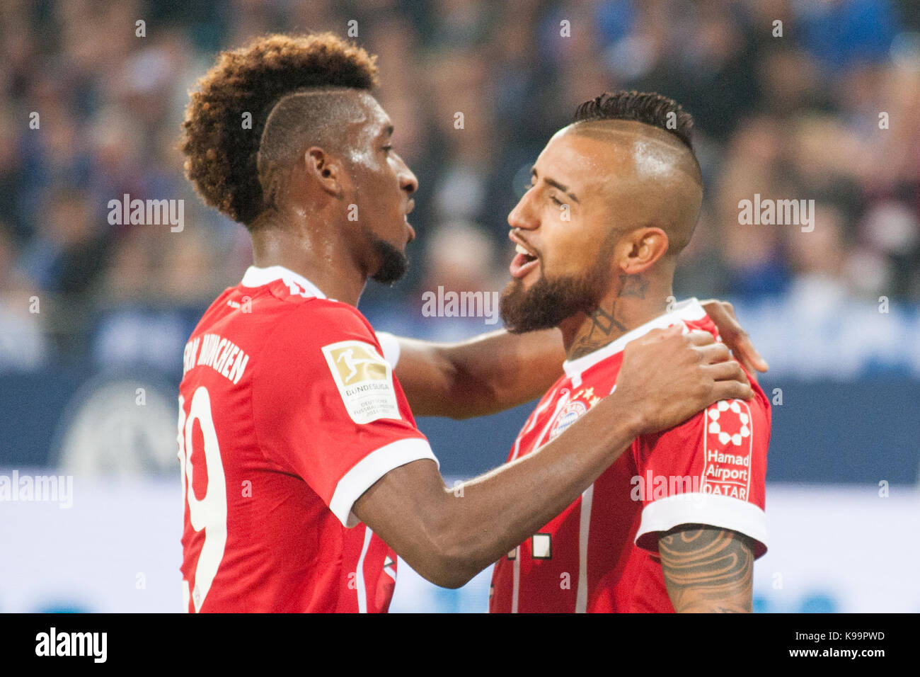 Kingsley COMAN (li., M) und Torschuetze Arturo VIDAL (M) jubeln ueber ...