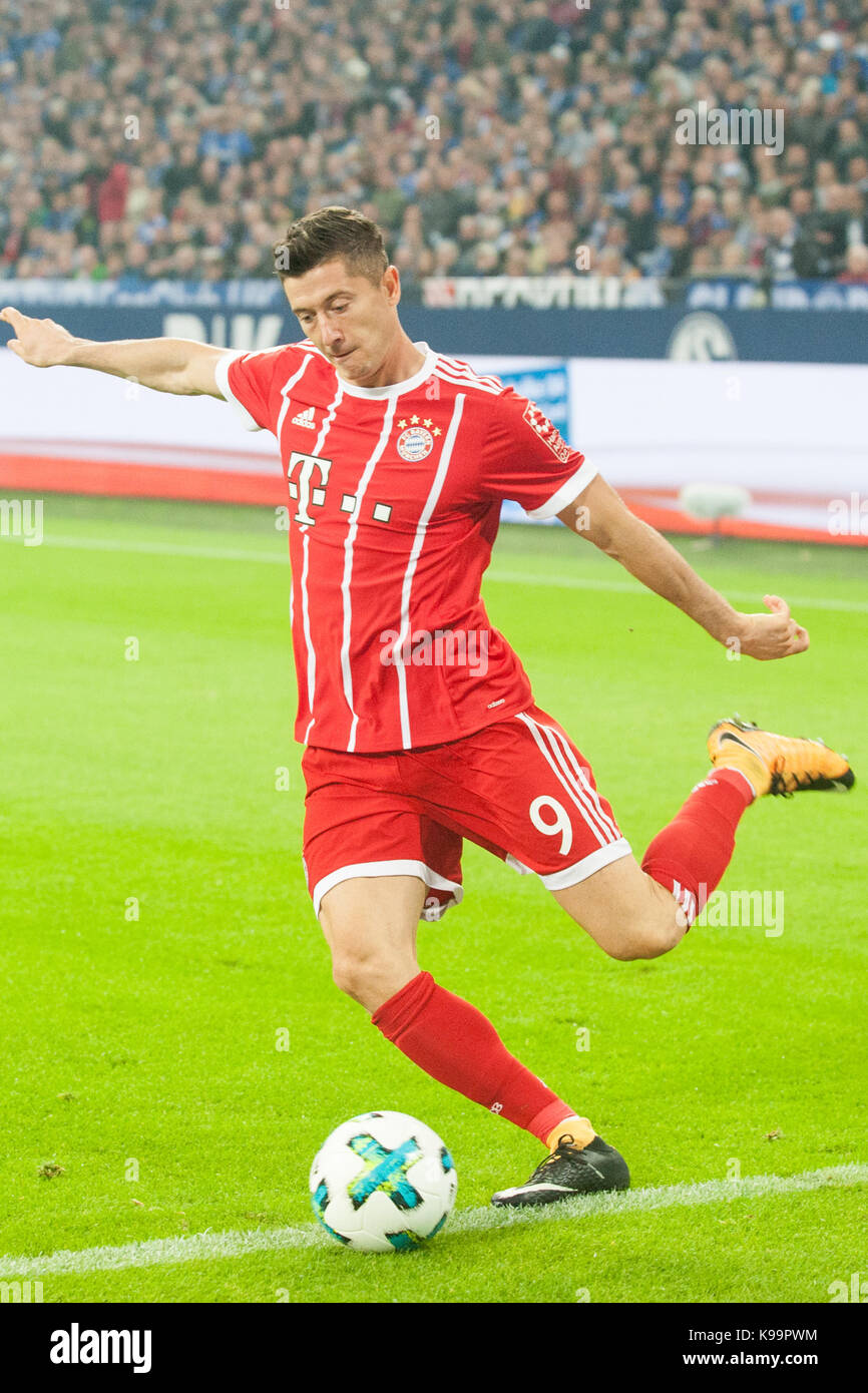 Robert LEWANDOWSKI (M), mit Ball, Einzelaktion mit Ball, Aktion ...