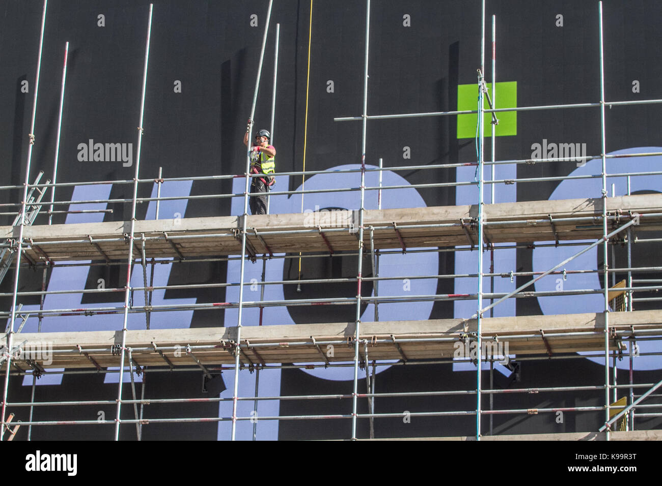 London, UK. 22nd Sep, 2017. Workers remove the scaffolding covering the ...