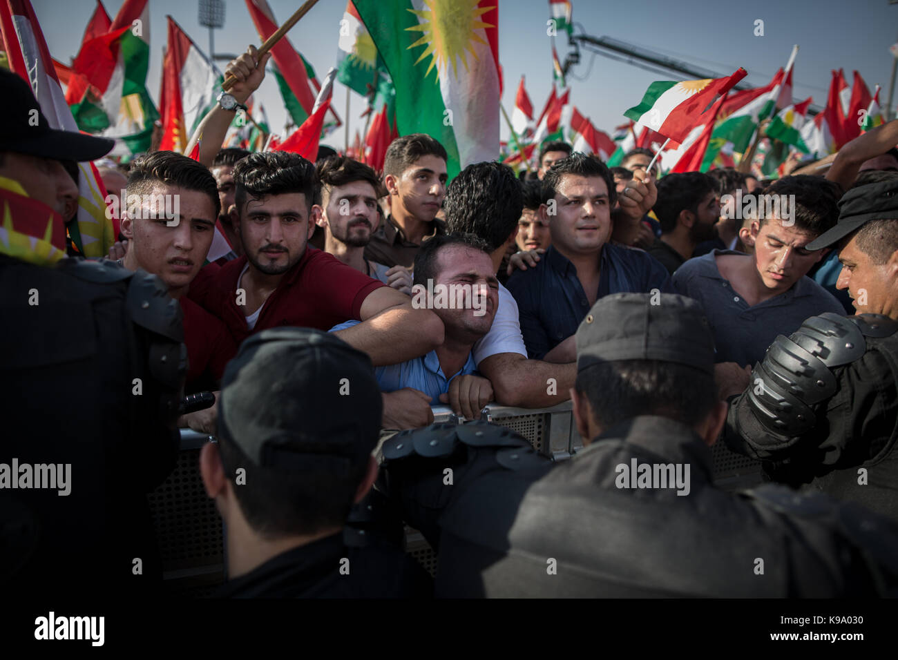 Erbil, Iraq. 22nd Sep, 2017. Police man try to push back people ...