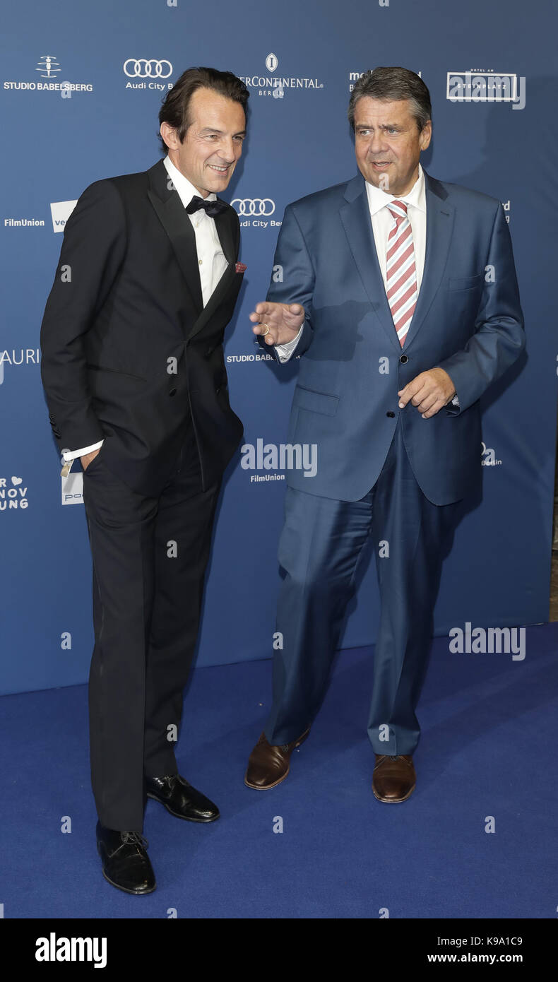 Berlin, Germany. 22nd Sep, 2017. Actor Hans-Werner Meyer (L) and German ...