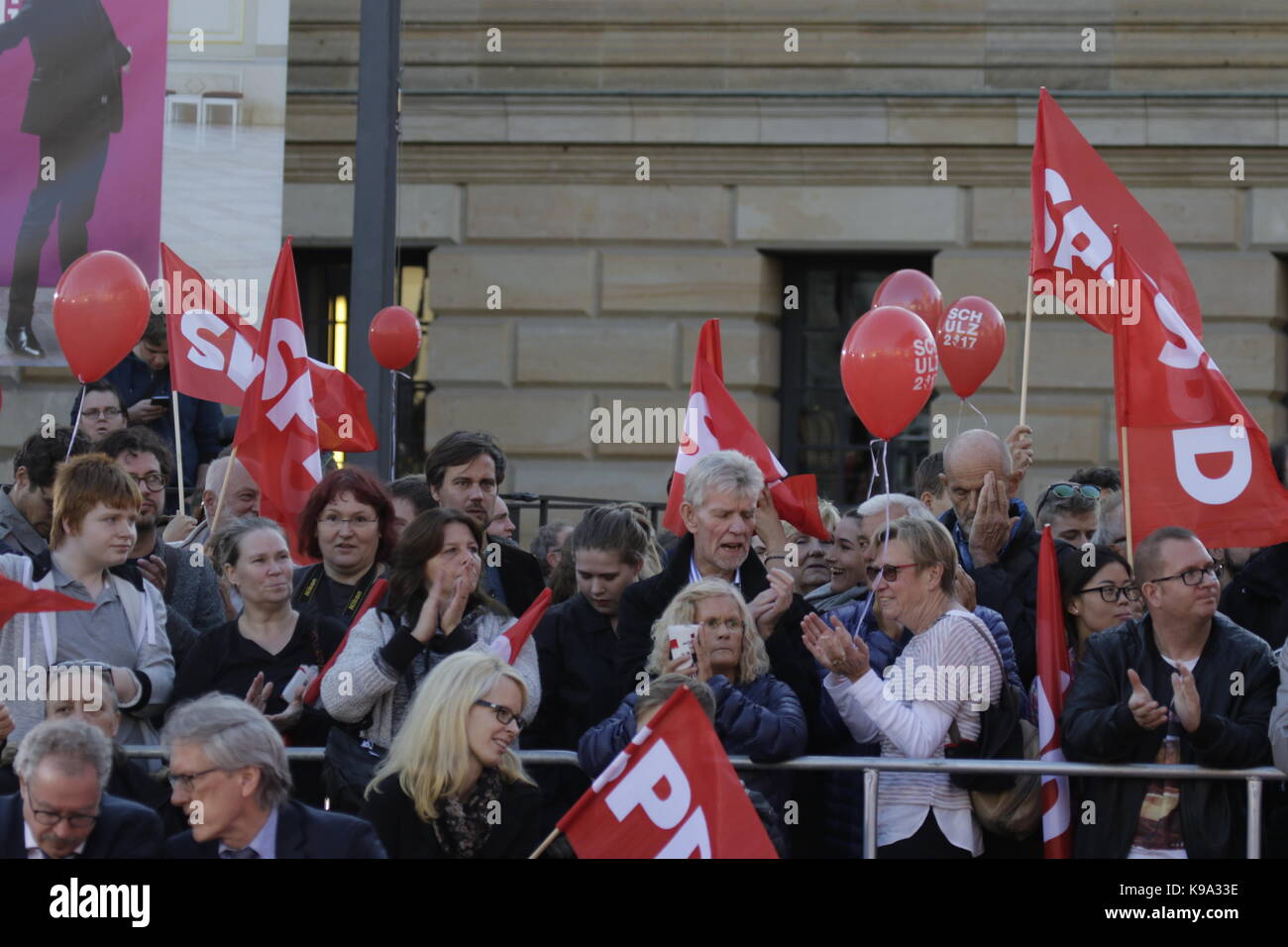 Berlin, Germany. 22nd September 2017. SPD supporters wave flags and ...