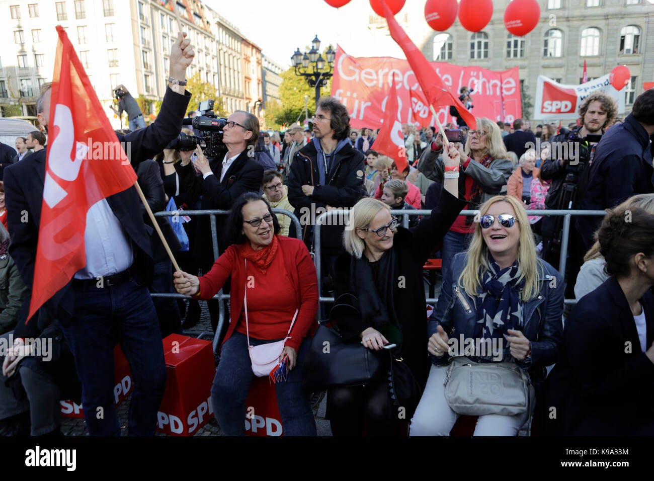 Berlin, Germany. 22nd September 2017. SPD supporters wave flags and ...