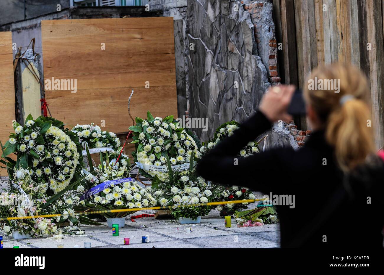 Several funereal crowns were placed in Viaducto and Gabriel Mancera of ...
