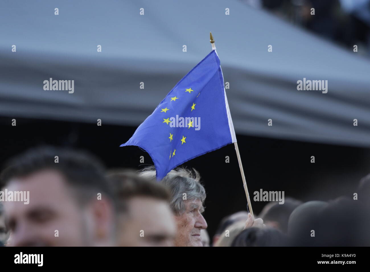 Berlin, Germany. 22nd Sep, 2017. A supporter waves an EU flag. The ...