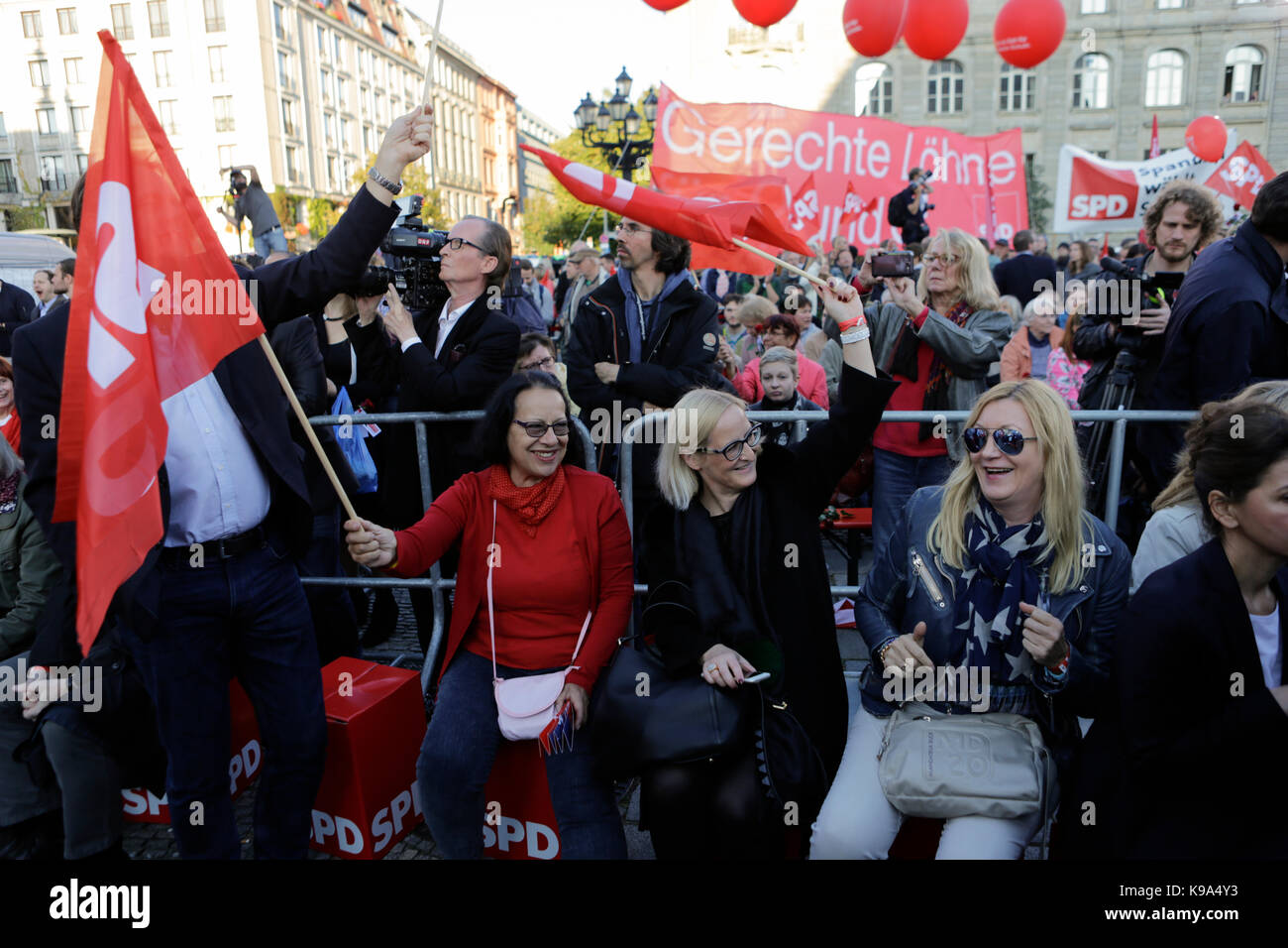 Berlin, Germany. 22nd Sep, 2017. SPD supporters wave flags and applause ...
