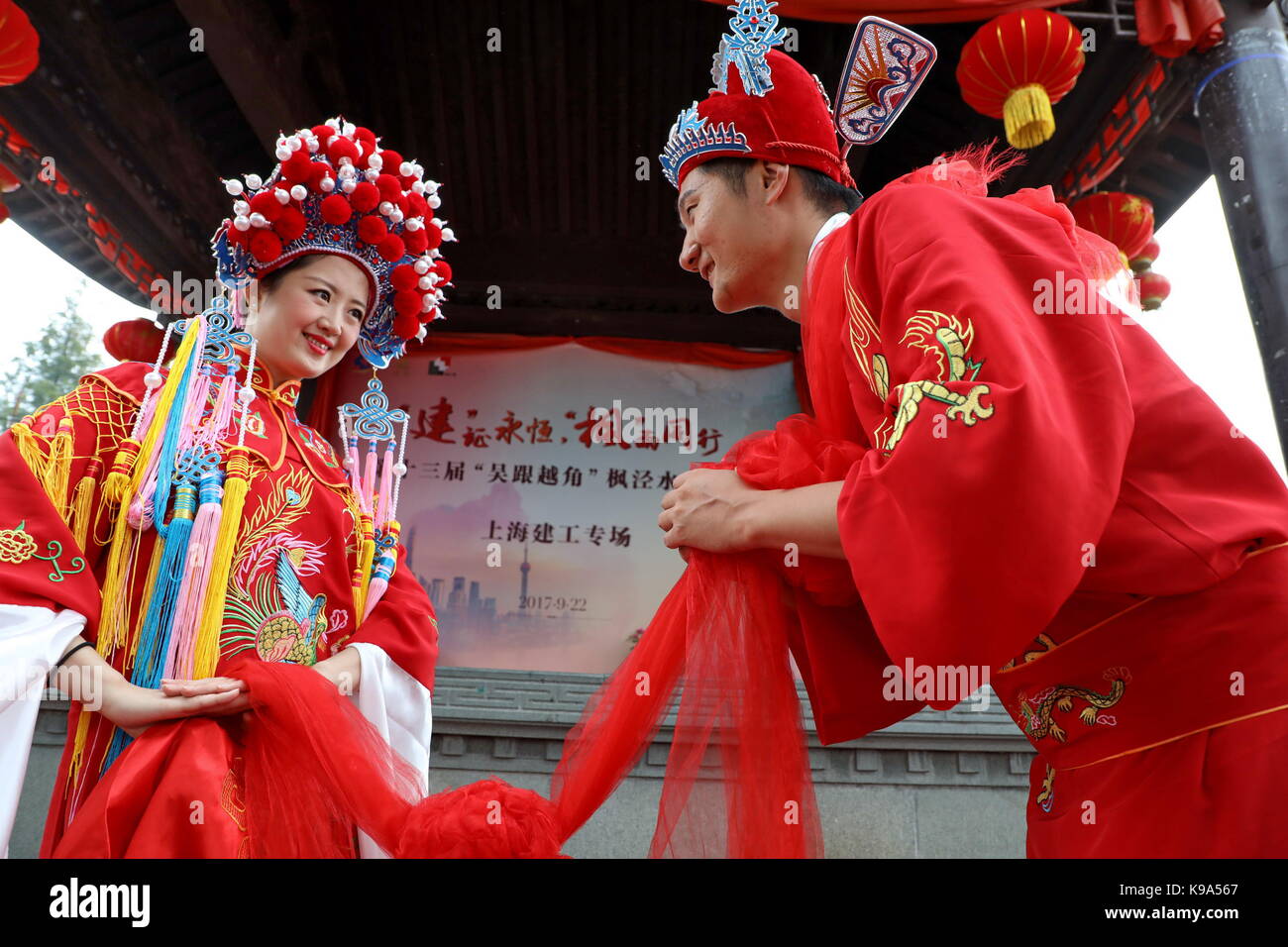 Shanghai, China. 22nd Sep, 2017. A young couple attends a traditional ...
