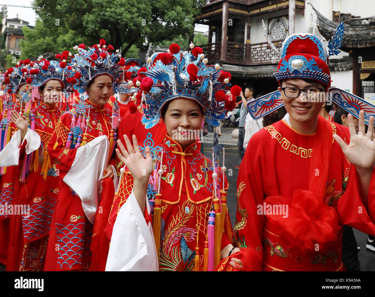 Shanghai, China. 22nd Sep, 2017. Young couples attend a traditional ...