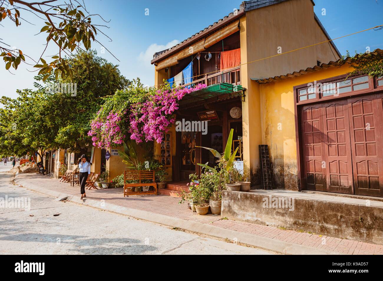 HOI AN, VIETNAM - MARCH 15, 2017: Group of people travel Hoian old town ...
