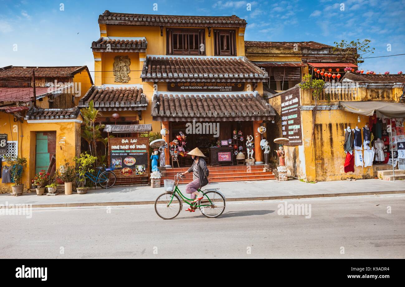 HOI AN, VIETNAM - MARCH 15, 2017: Group of people travel Hoian old town ...