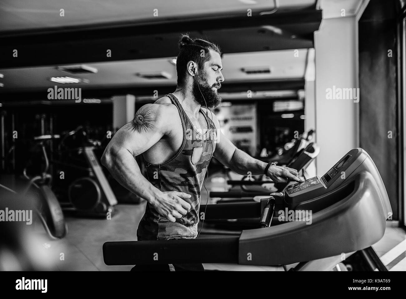 Muscle man running on treadmill Stock Photo - Alamy