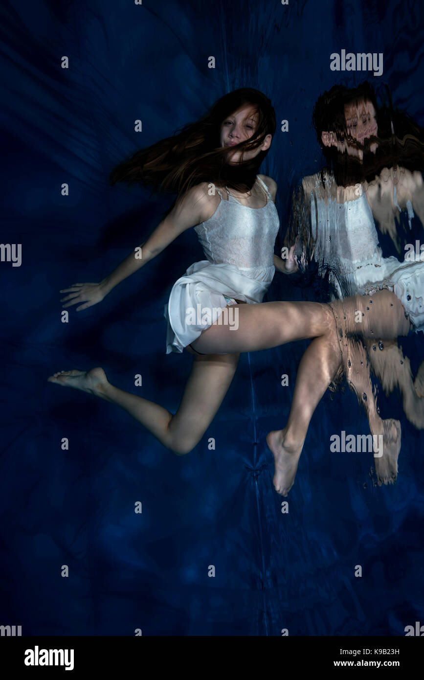 Mirror art hi-res stock photography and images - Alamy