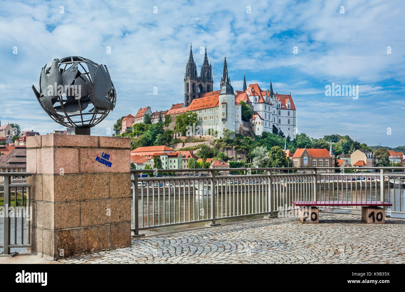 Germany, Saxony, Meissen, view of Albrechtsburg castle and Meissen ...