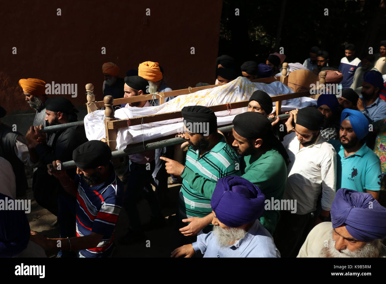 India. 21st Sep, 2017. (EDITORS NOTE: Image depicts death) Locals carry ...