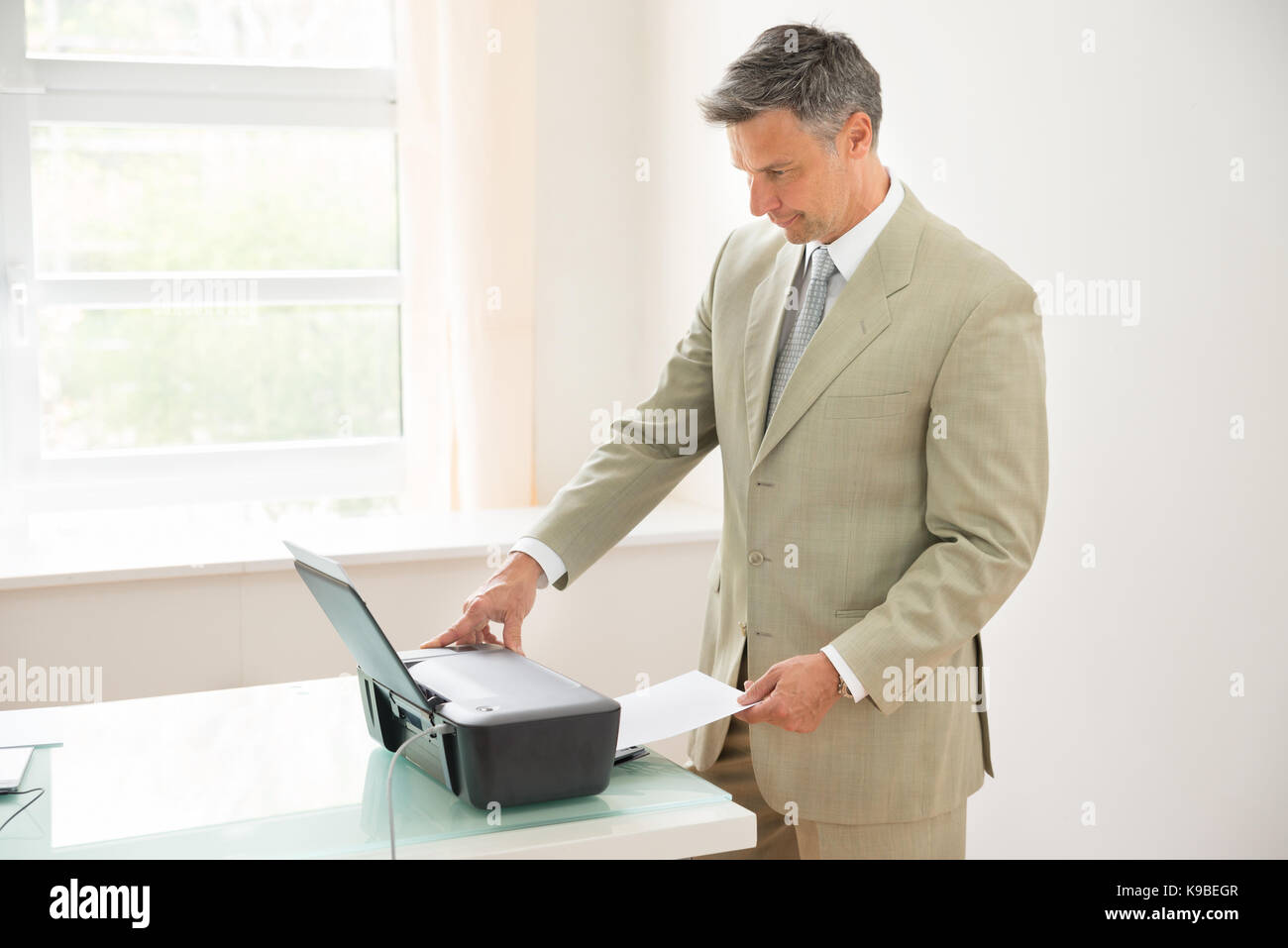 Man photocopy office hi-res stock photography and images - Alamy