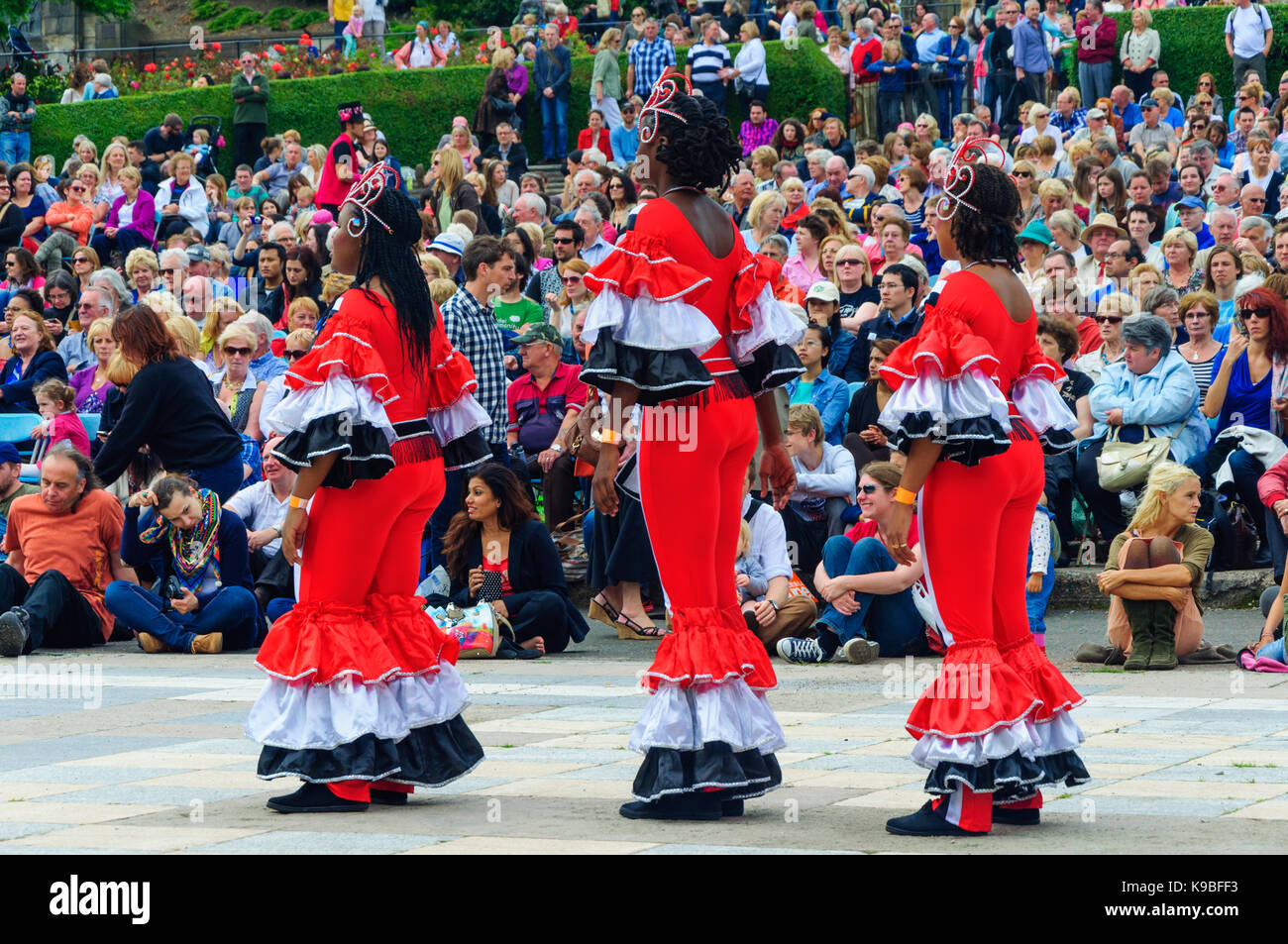 Street performers dance beat hi-res stock photography and images - Alamy