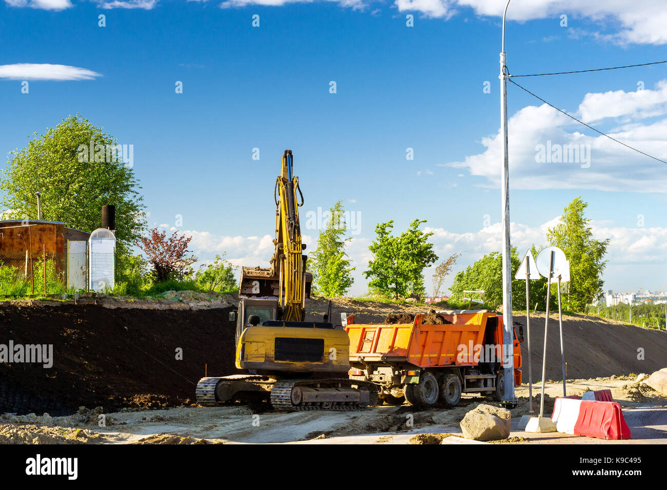 Construction using digger hi-res stock photography and images - Alamy