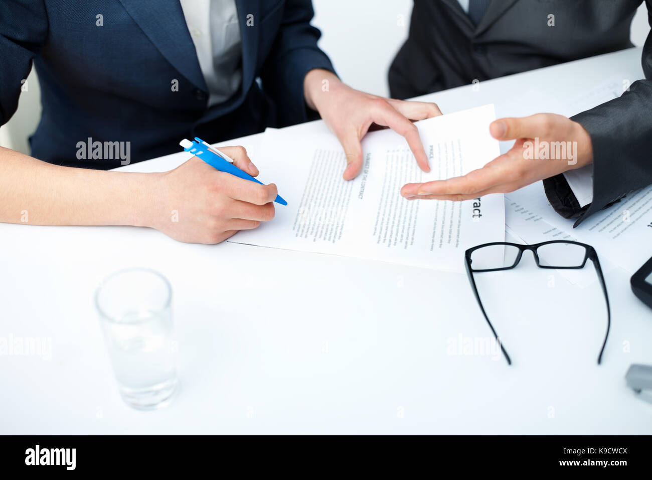 Close up of businessman's hands signing a contract Stock Photo - Alamy