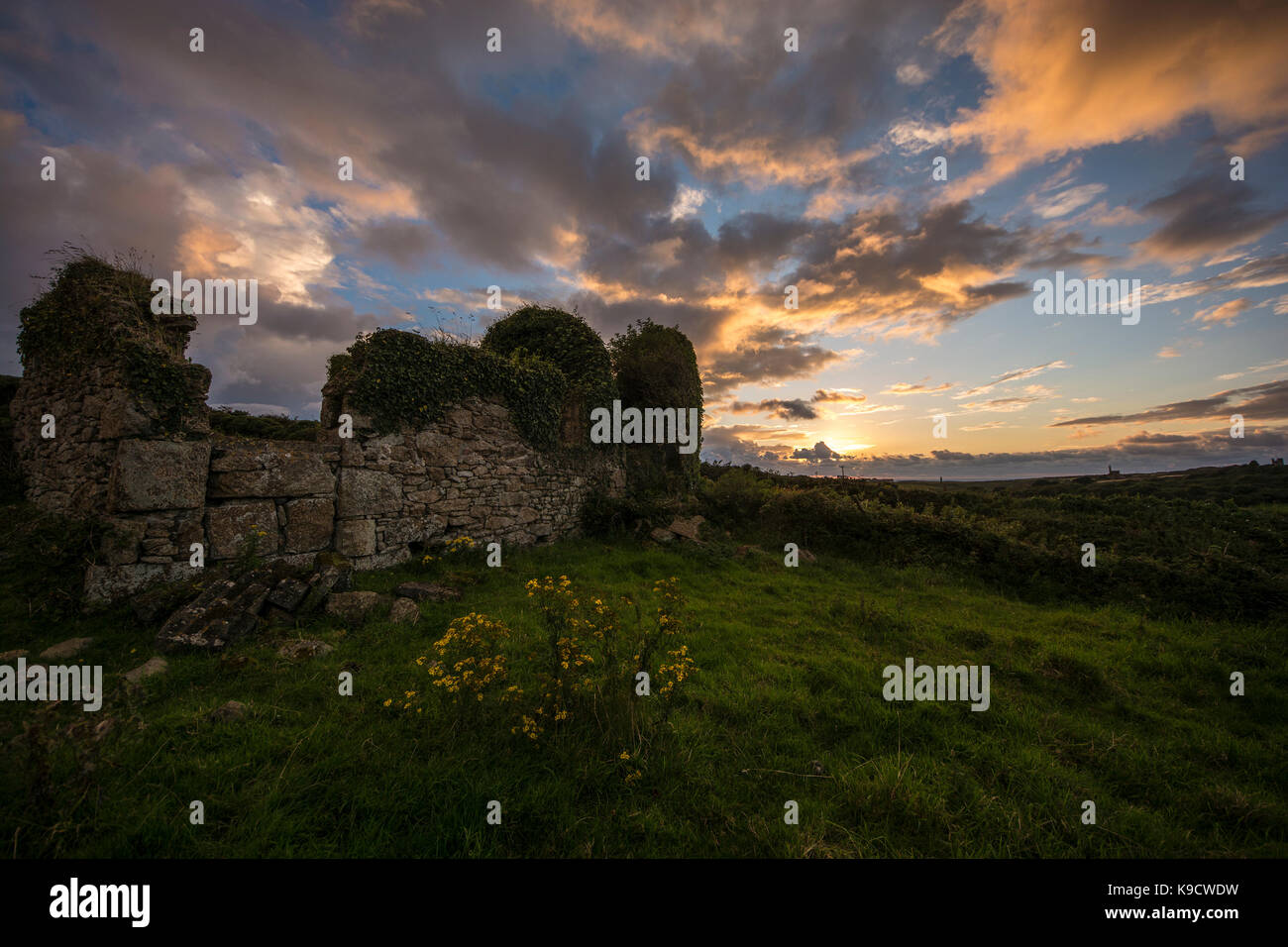 Farm, ruin, buildings, barn Stock Photo - Alamy