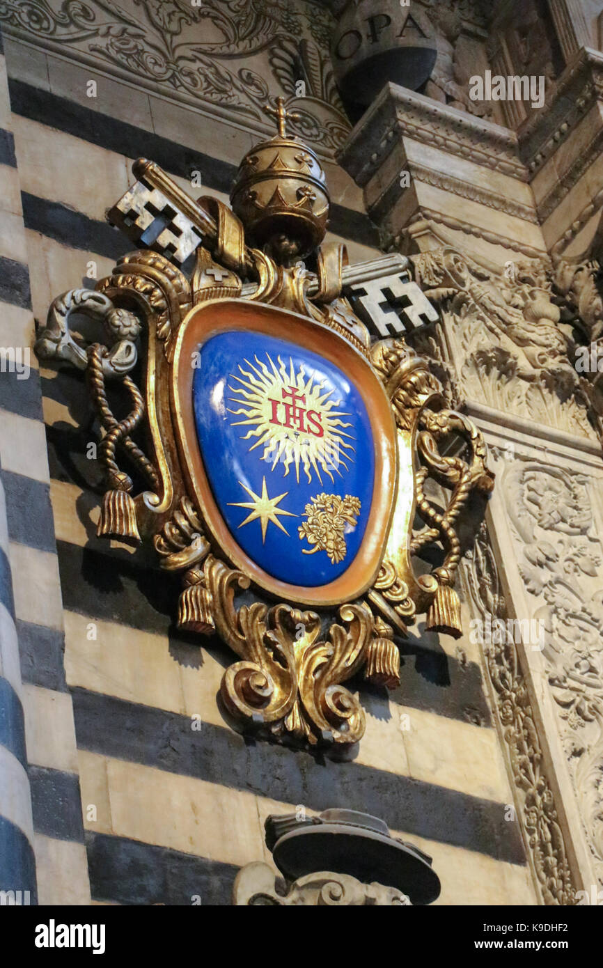 Coat of arms of pope francis hi-res stock photography and images - Alamy