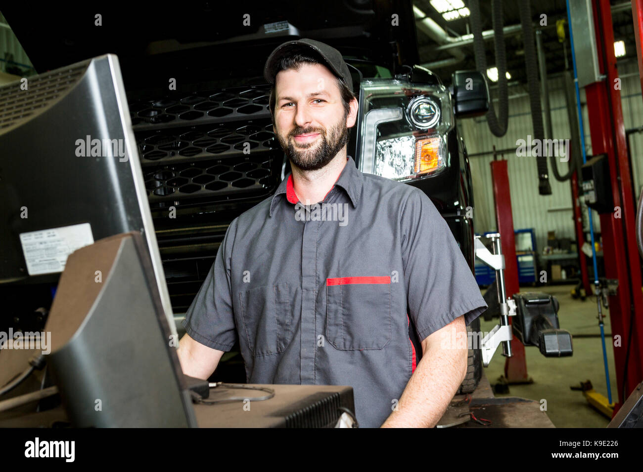 A Mechanic working on car in his shop Stock Photo - Alamy