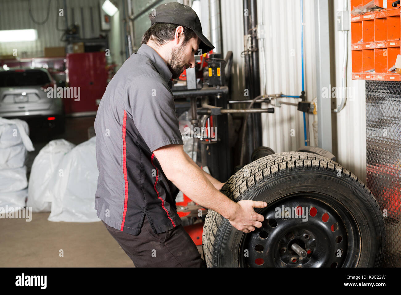 A Mechanic working on car in his shop Stock Photo - Alamy
