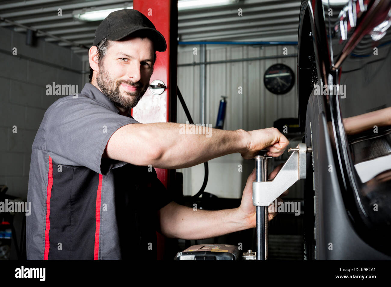 A Mechanic working on car in his shop Stock Photo - Alamy