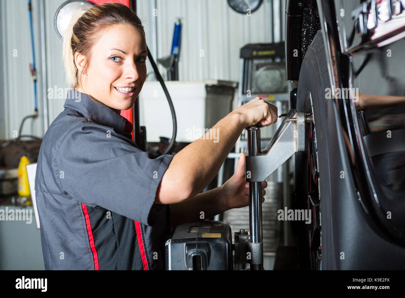 A Mechanic woman working on car in his shop Stock Photo - Alamy