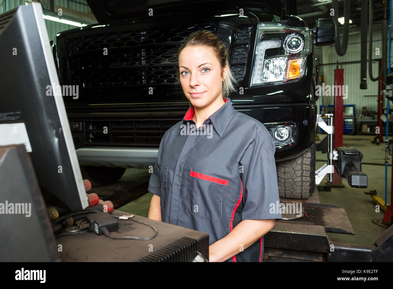 A Mechanic woman working on car in his shop Stock Photo - Alamy