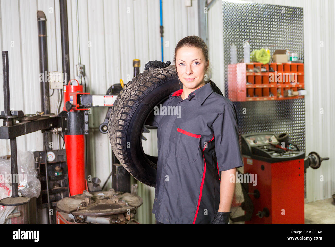 A Mechanic woman working on car in his shop Stock Photo - Alamy