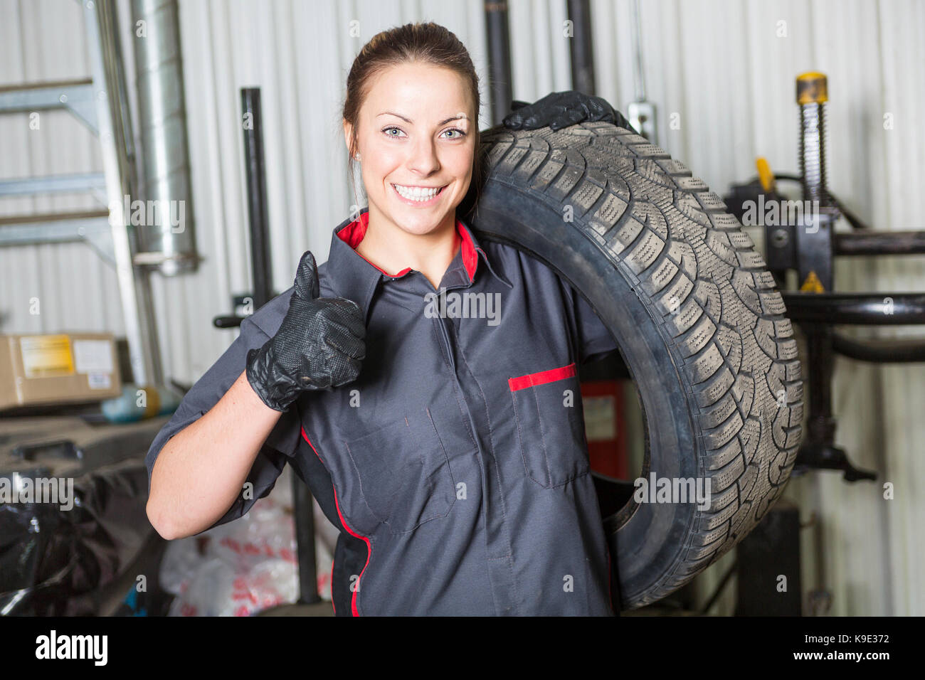 A Mechanic woman working on car in his shop Stock Photo - Alamy