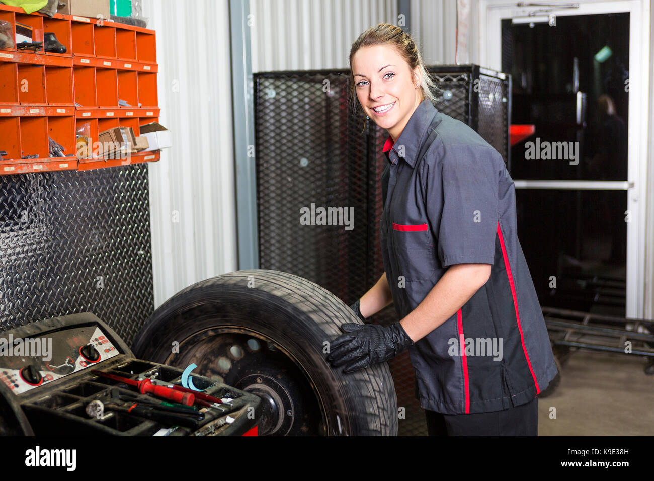 A Mechanic woman working on car in his shop Stock Photo - Alamy