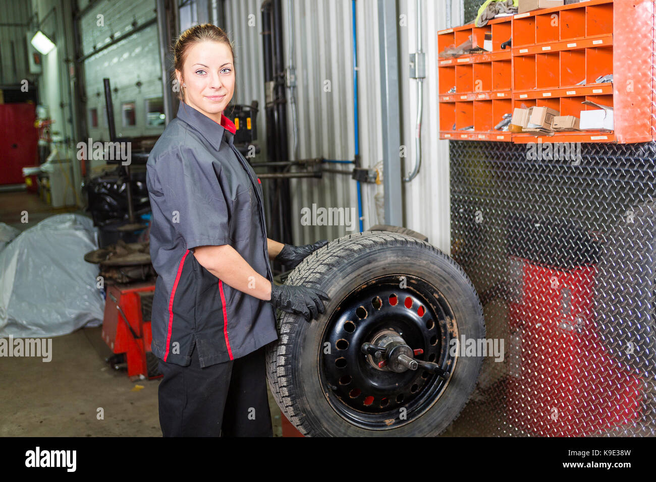 A Mechanic woman working on car in his shop Stock Photo - Alamy