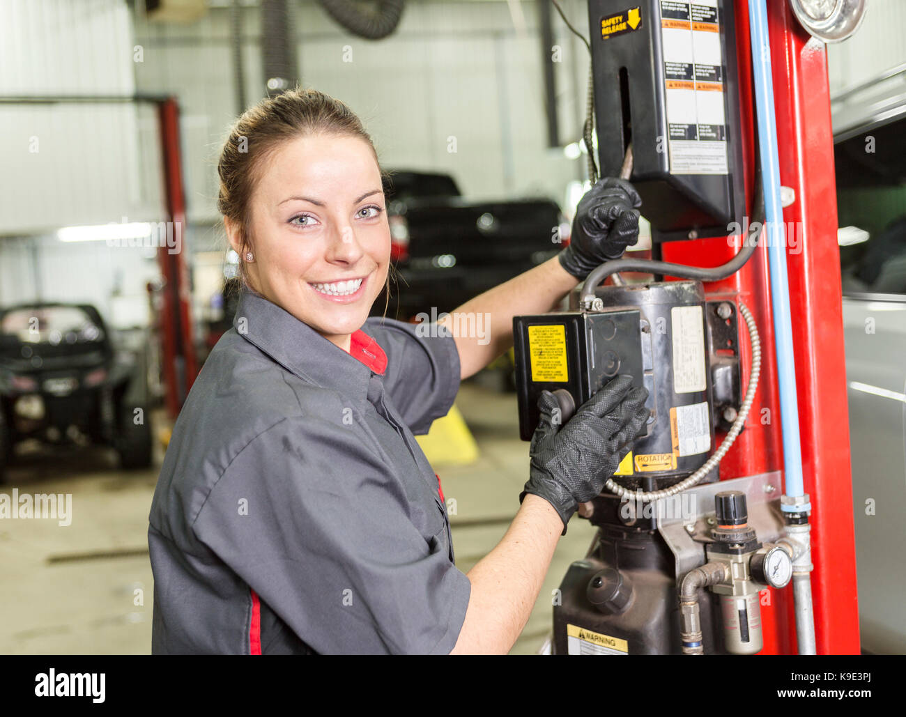 A Mechanic woman working on car in his shop Stock Photo - Alamy