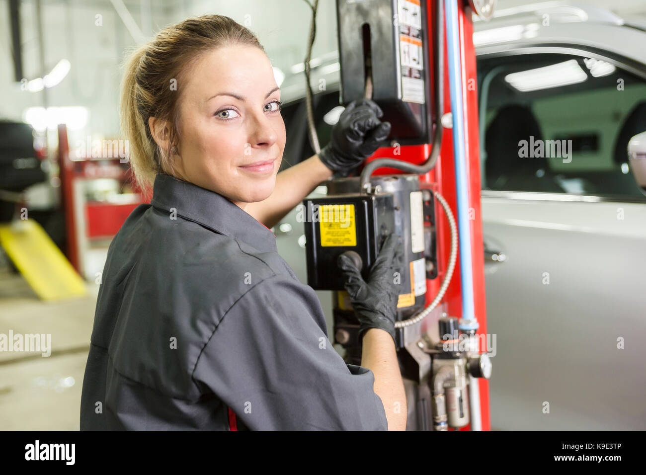 A Mechanic woman working on car in his shop Stock Photo - Alamy