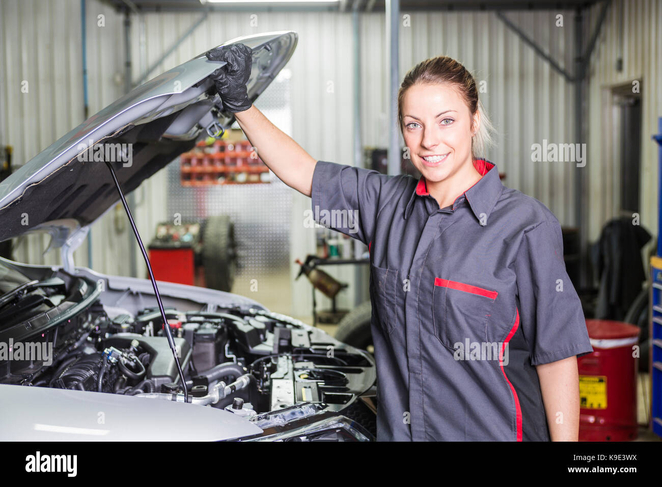 A Mechanic woman working on car in his shop Stock Photo - Alamy