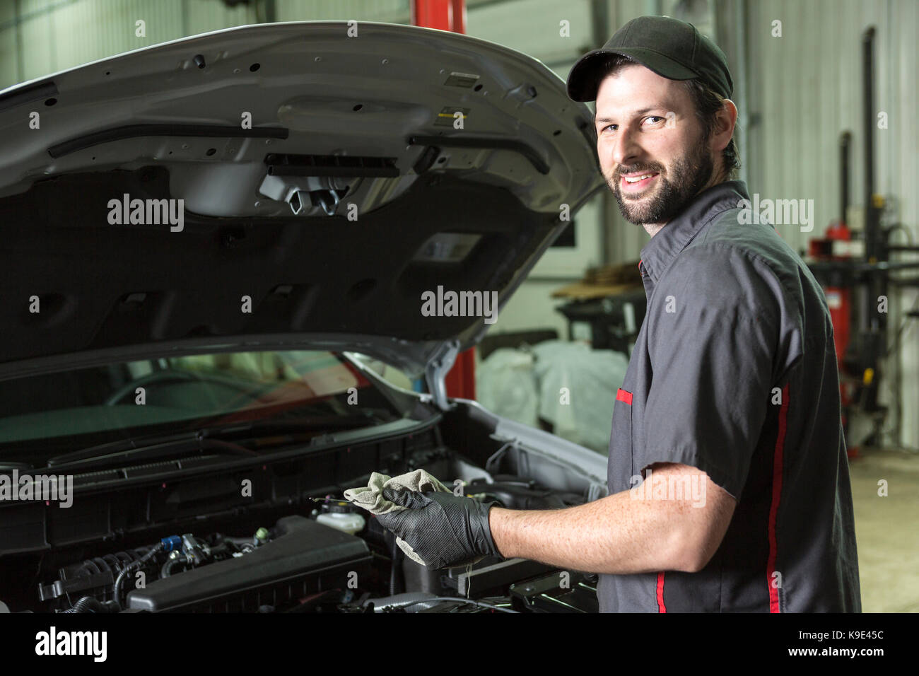A Mechanic working on car in his shop Stock Photo - Alamy