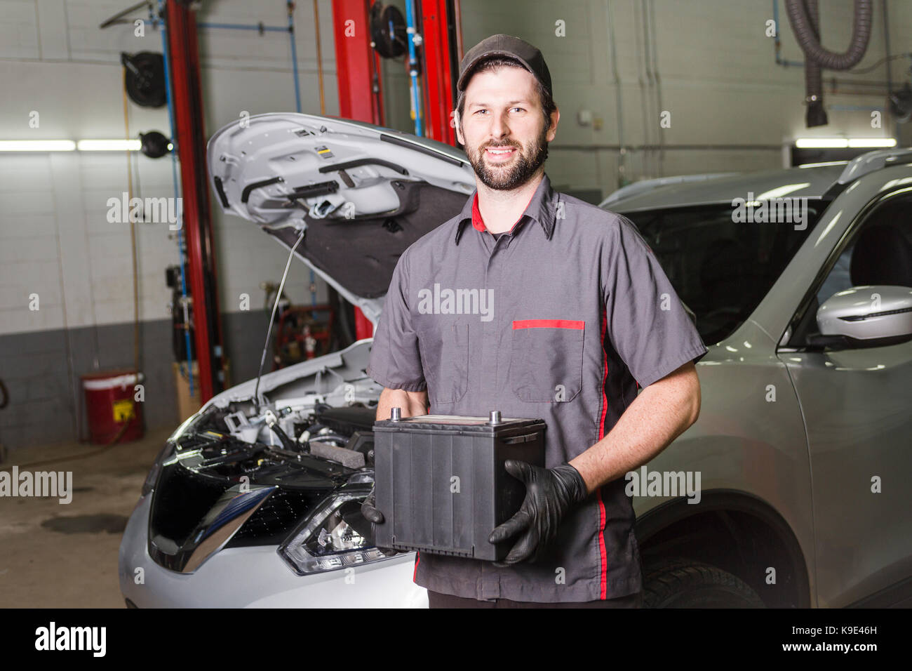 Mechanic working on car hi-res stock photography and images - Alamy