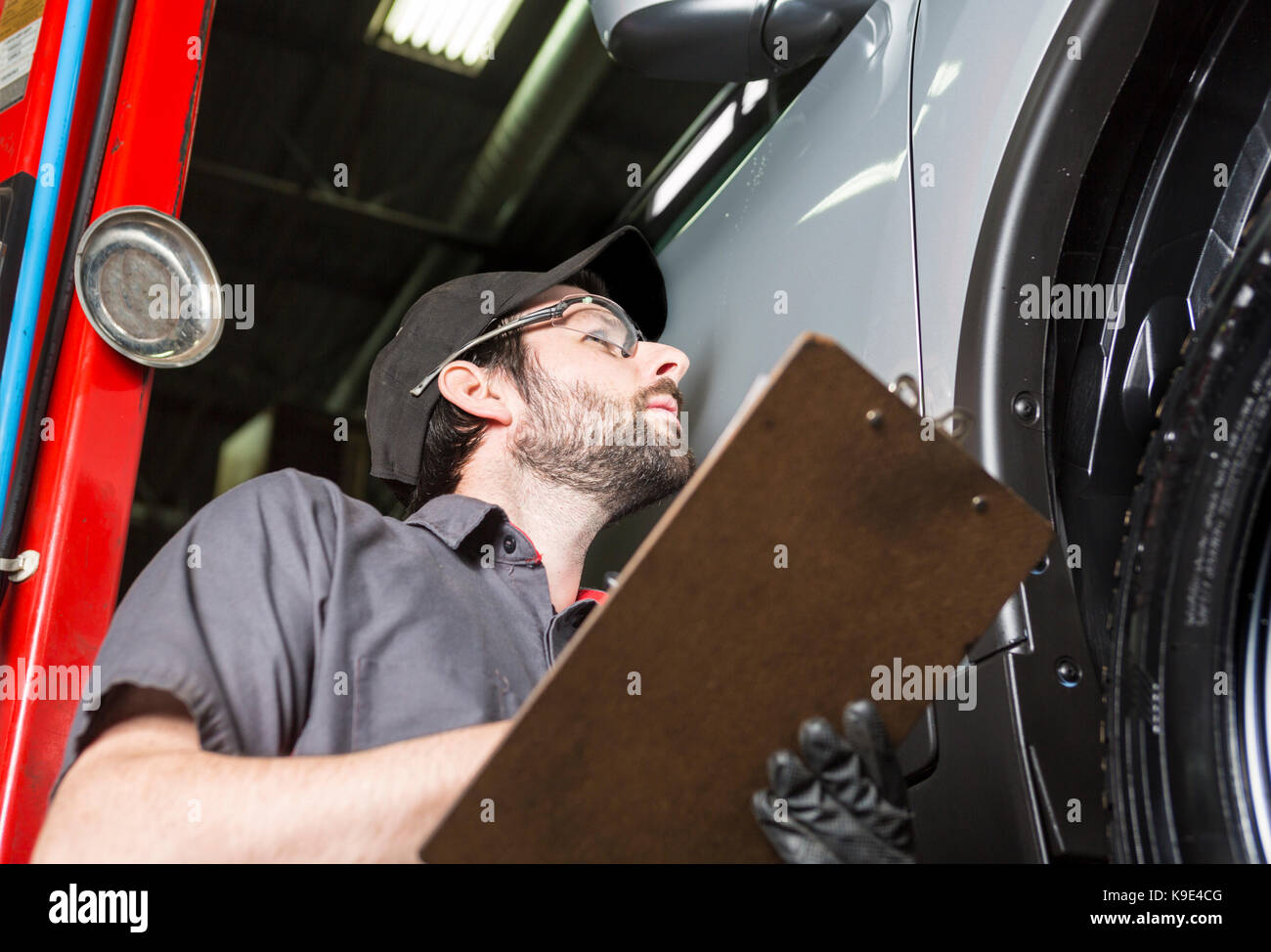 A Mechanic working on car in his shop Stock Photo - Alamy
