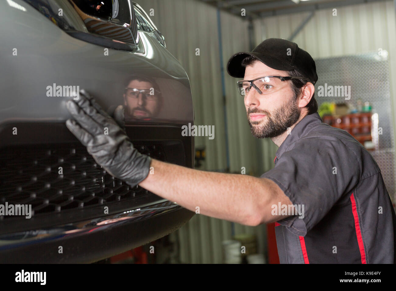 A Mechanic working on car in his shop Stock Photo - Alamy