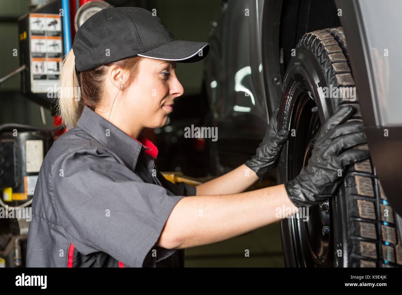 A Mechanic woman working on car in his shop Stock Photo - Alamy