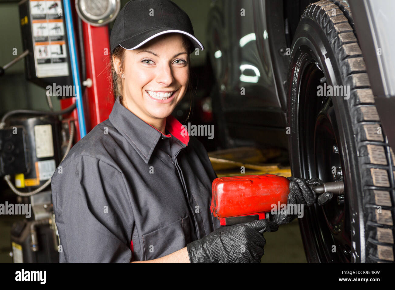 A Mechanic woman working on car in his shop Stock Photo - Alamy