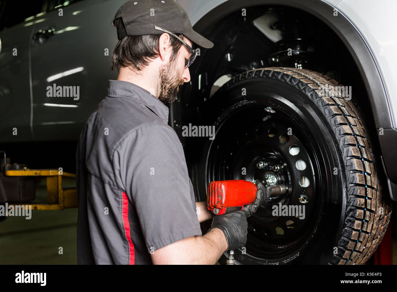 A Mechanic working on car in his shop Stock Photo - Alamy