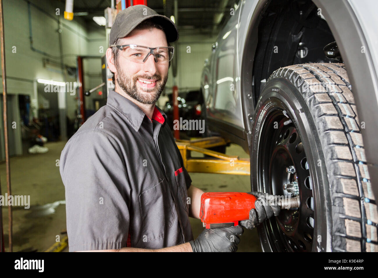 A Mechanic working on car in his shop Stock Photo - Alamy