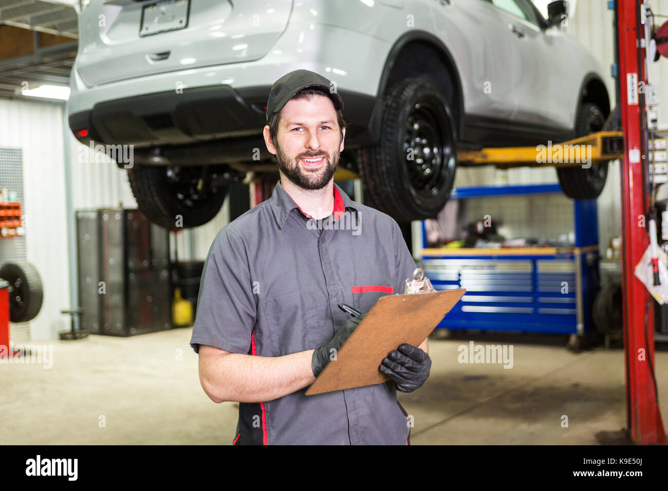 A Mechanic working on car in his shop Stock Photo - Alamy